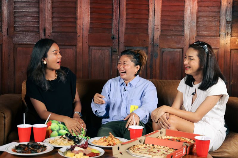 ครั้งแรก "โย แห่งร้านดัง Studiyo Bar" มานั่งเม้าท์สุดสรวนไม่ตายไมค์ ในรายการกับข้าวขี้เม้าท์